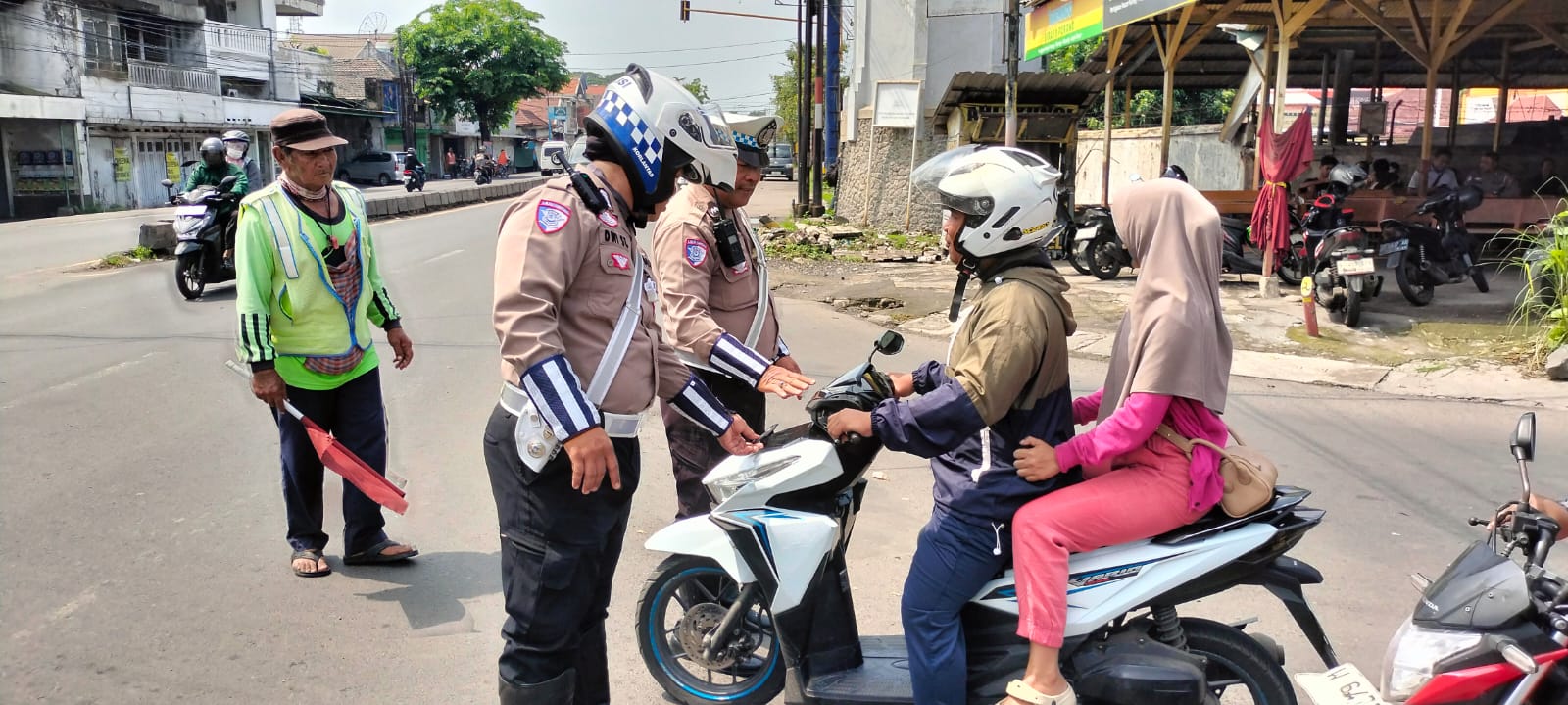 Polsek Porong Beri Teguran Humanis Pengendara Tanpa Helm untuk ...